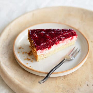 Easy German Raspberry Cake (Himbeertorte) - dirndl kitchen