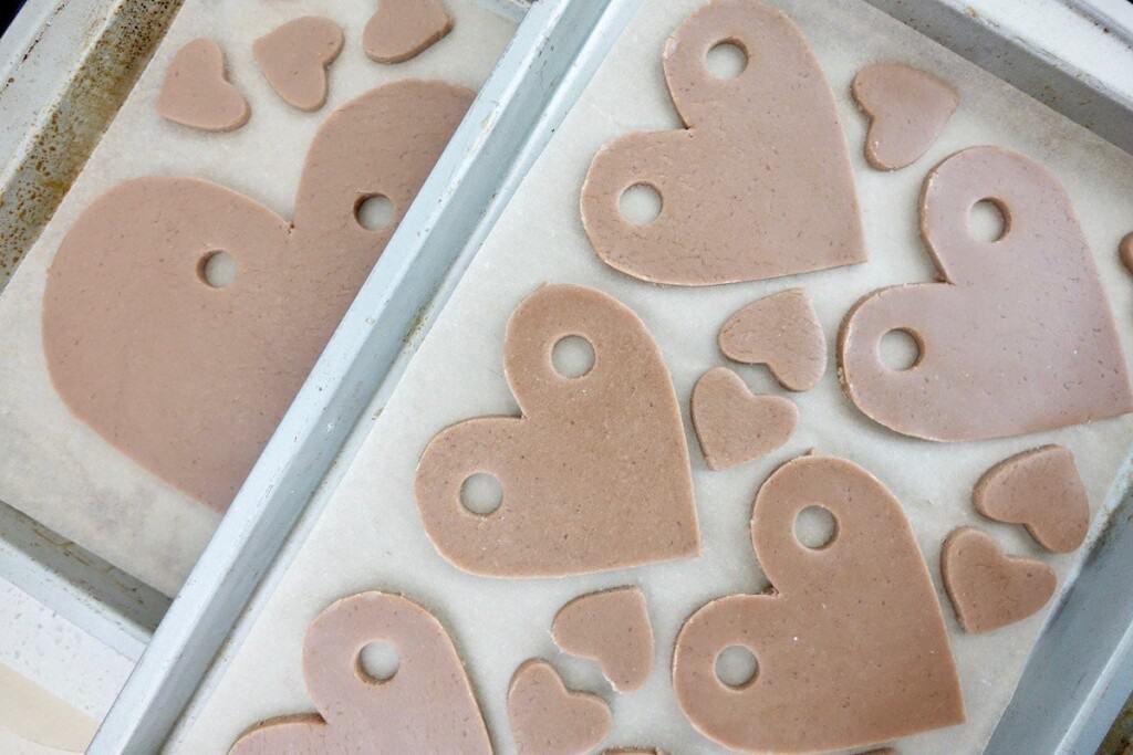 Lebkuchenherzen: German Gingerbread Hearts With Messages - dirndl kitchen