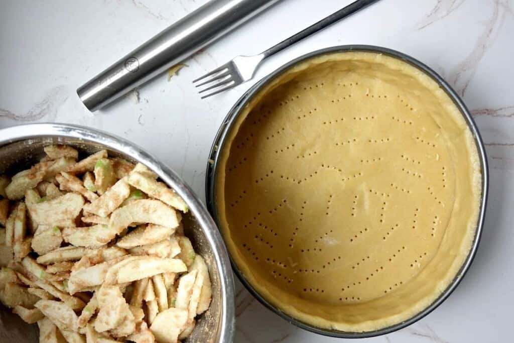 Authentic German Apple Pie (Gedeckter Apfelkuchen) - dirndl kitchen